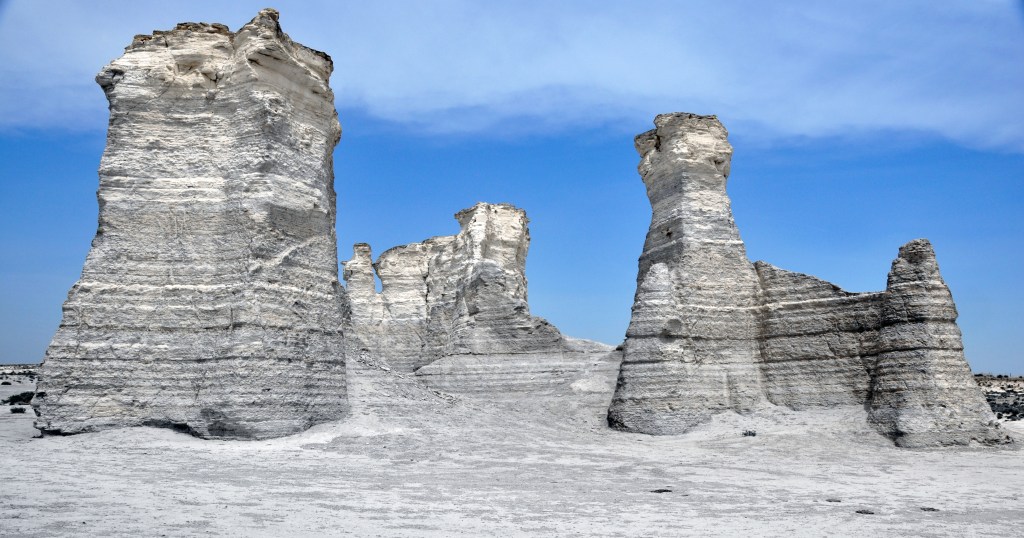 20 Things to do in Monument Rocks – Wander Epic