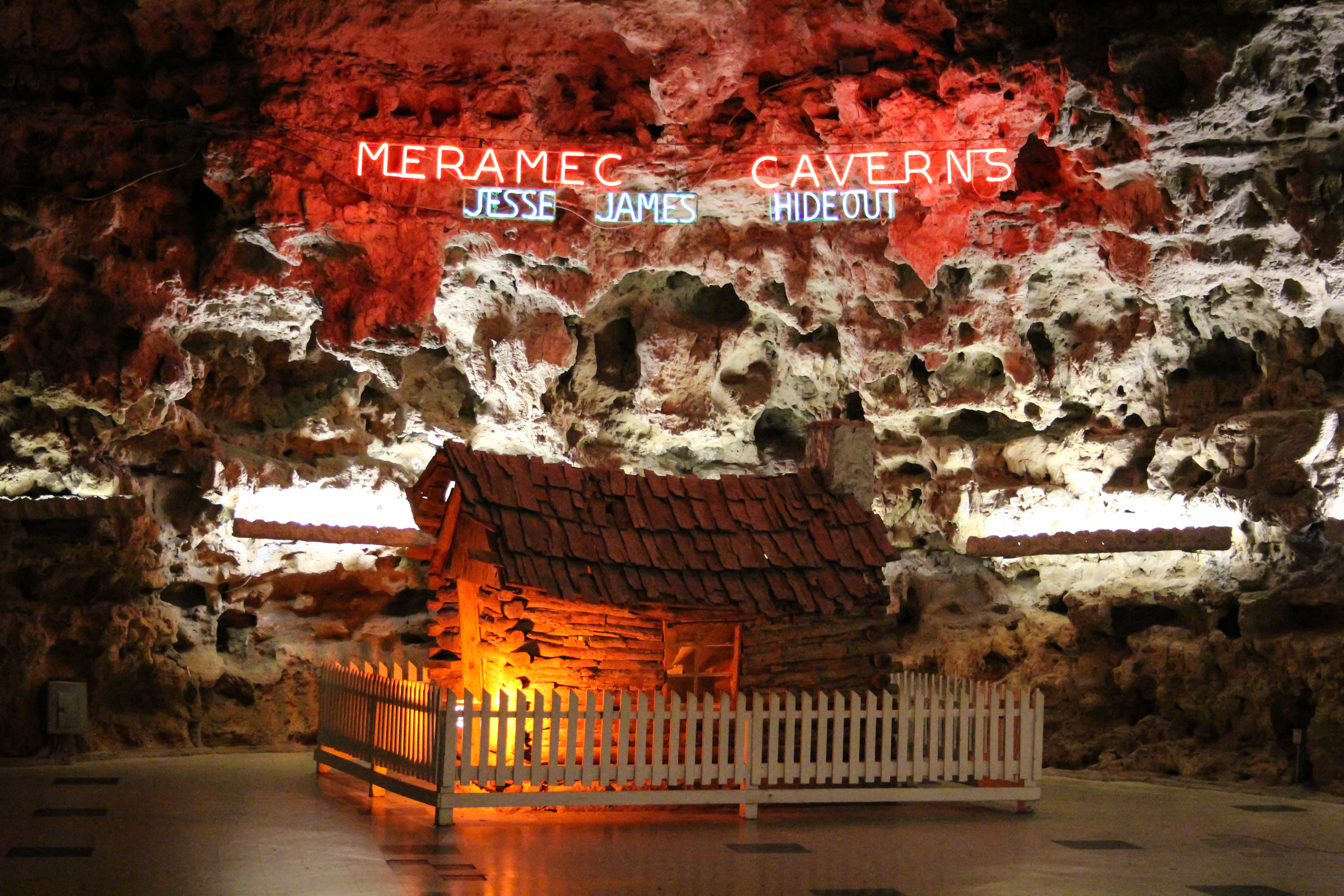 30 Best Things to do in Meramec Caverns!